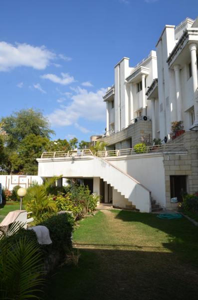 HOUSE FOR FOUR FAMILIES | Shilanyas Design Consultants