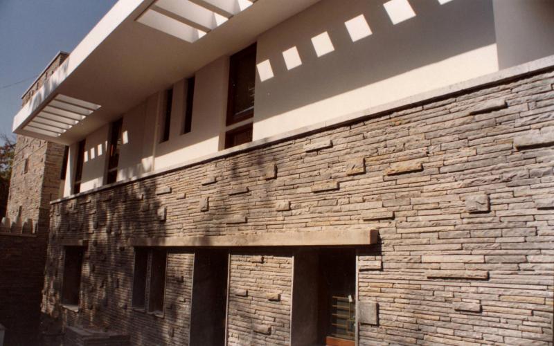 HOUSE NEGOTIATING A HILL | Shilanyas Design Consultants