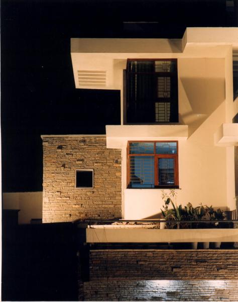 HOUSE NEGOTIATING A HILL | Shilanyas Design Consultants