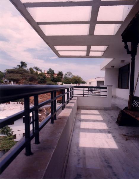 HOUSE NEGOTIATING A HILL | Shilanyas Design Consultants