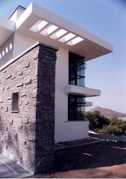 HOUSE NEGOTIATING A HILL | Shilanyas Design Consultants